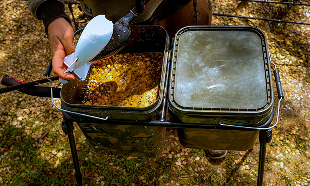 Обзор подставки Spomb для прикормочных ведер